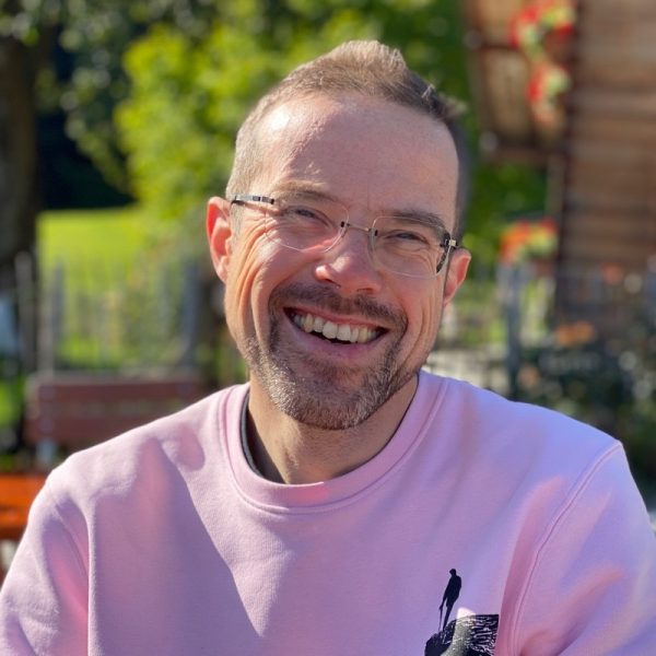 Describing a Property Graph Data Model - Graph Database & Analytics